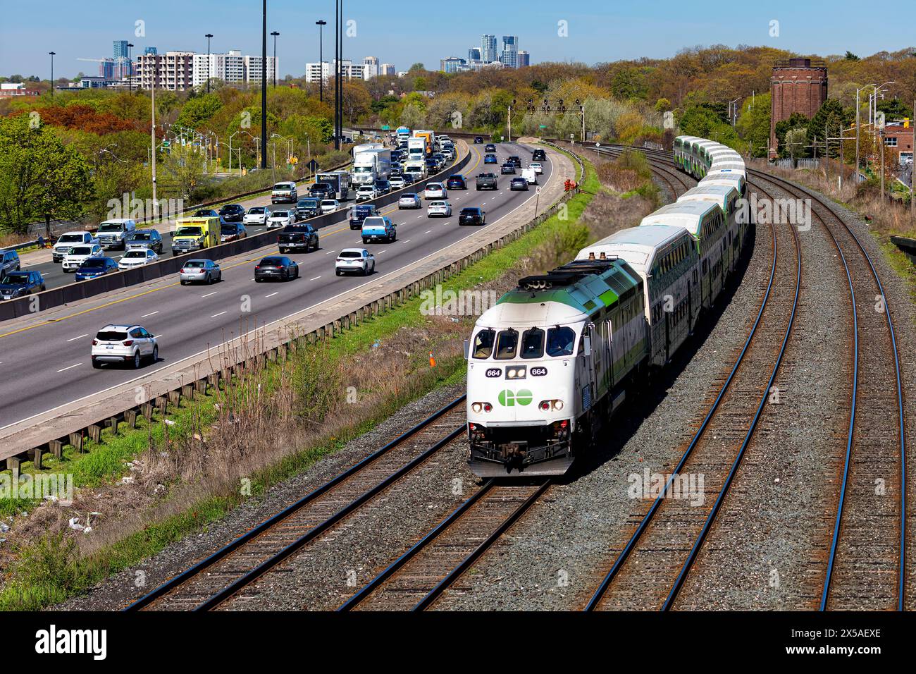 Gardiner Expressway and Go Transit rail traffic during rush hour ...