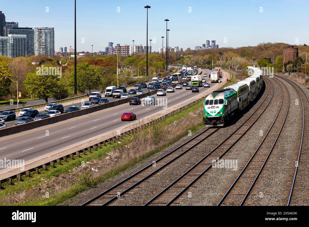 Gardiner Expressway and Go Transit rail traffic during rush hour ...