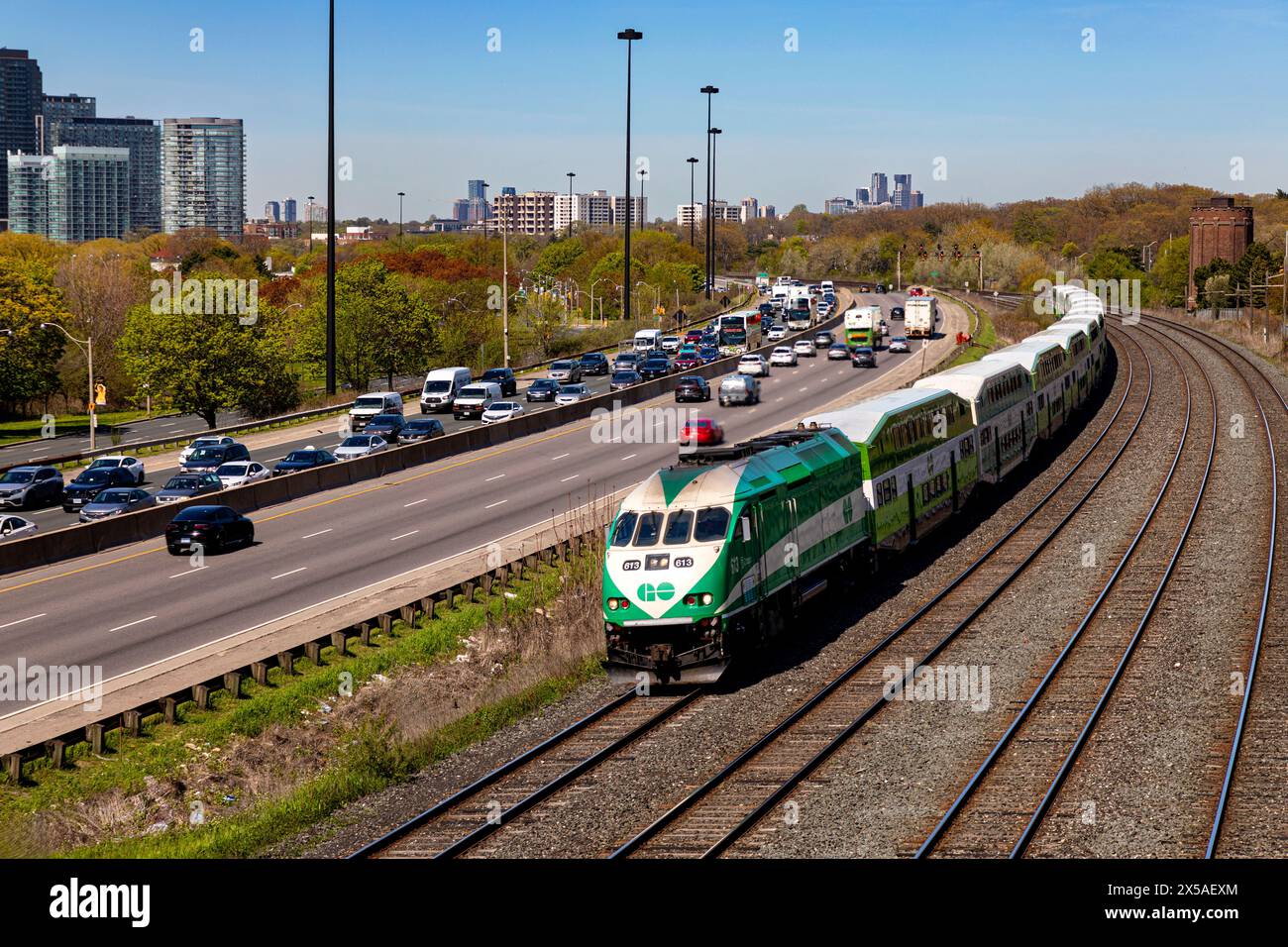 Gardiner Expressway and Go Transit rail traffic during rush hour ...
