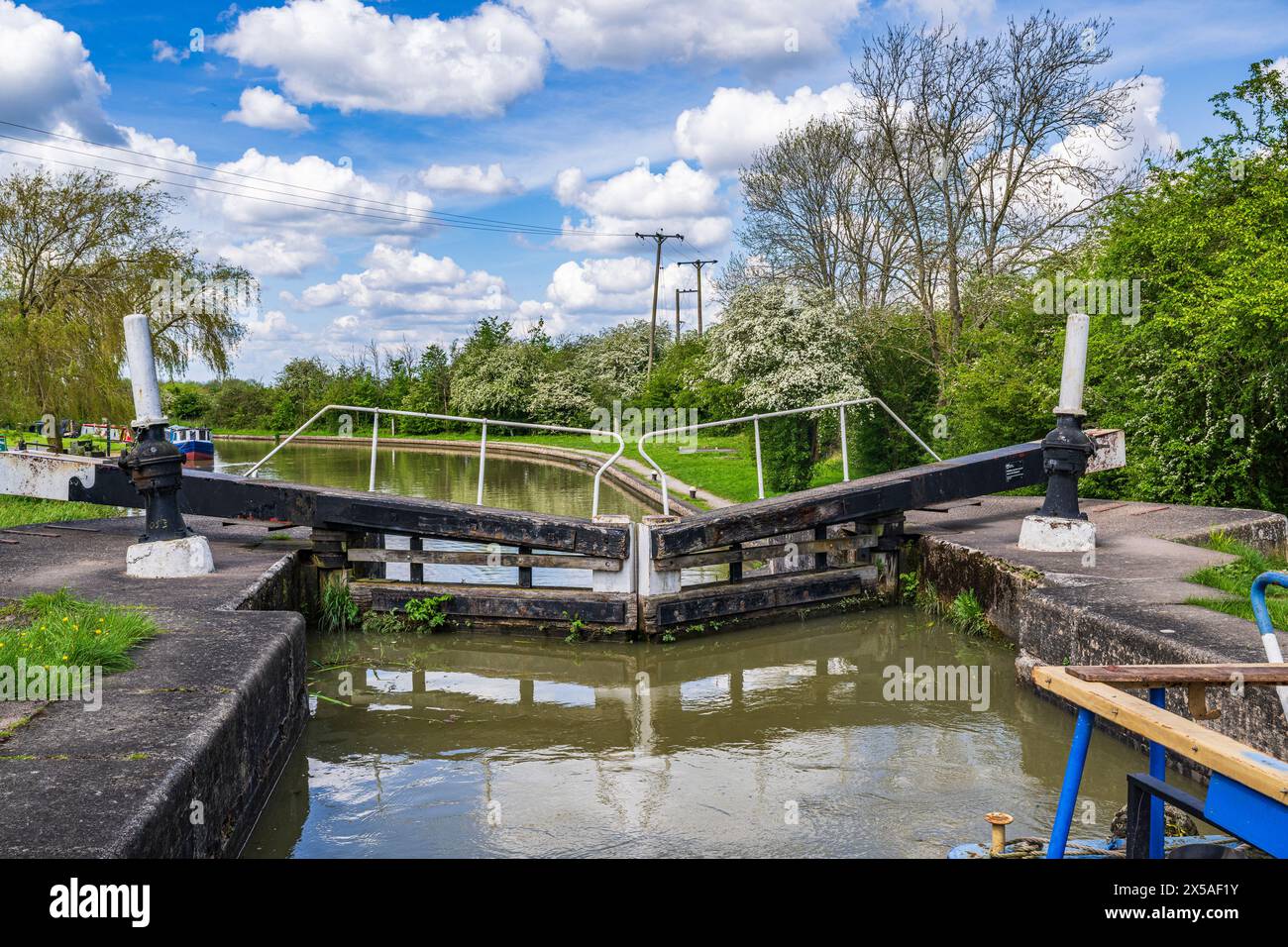 Grand Union Canal Main Line, Calcutt Locks, England – A narrowboat in ...