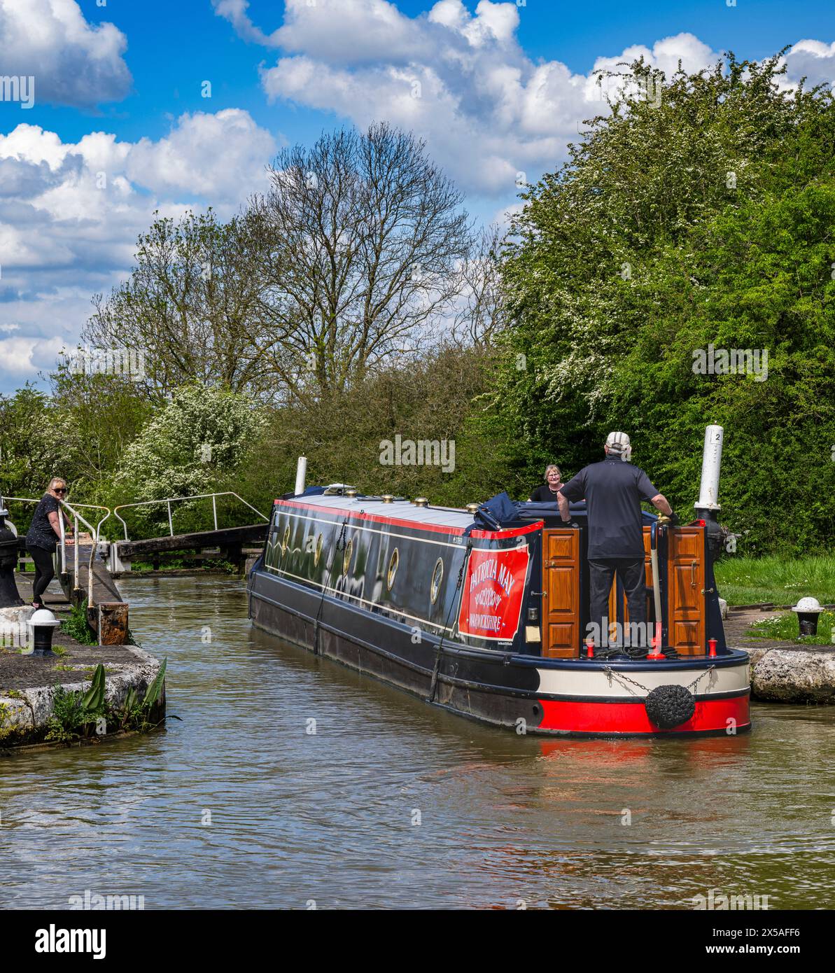 Narrow boat entering top lock hi-res stock photography and images - Alamy