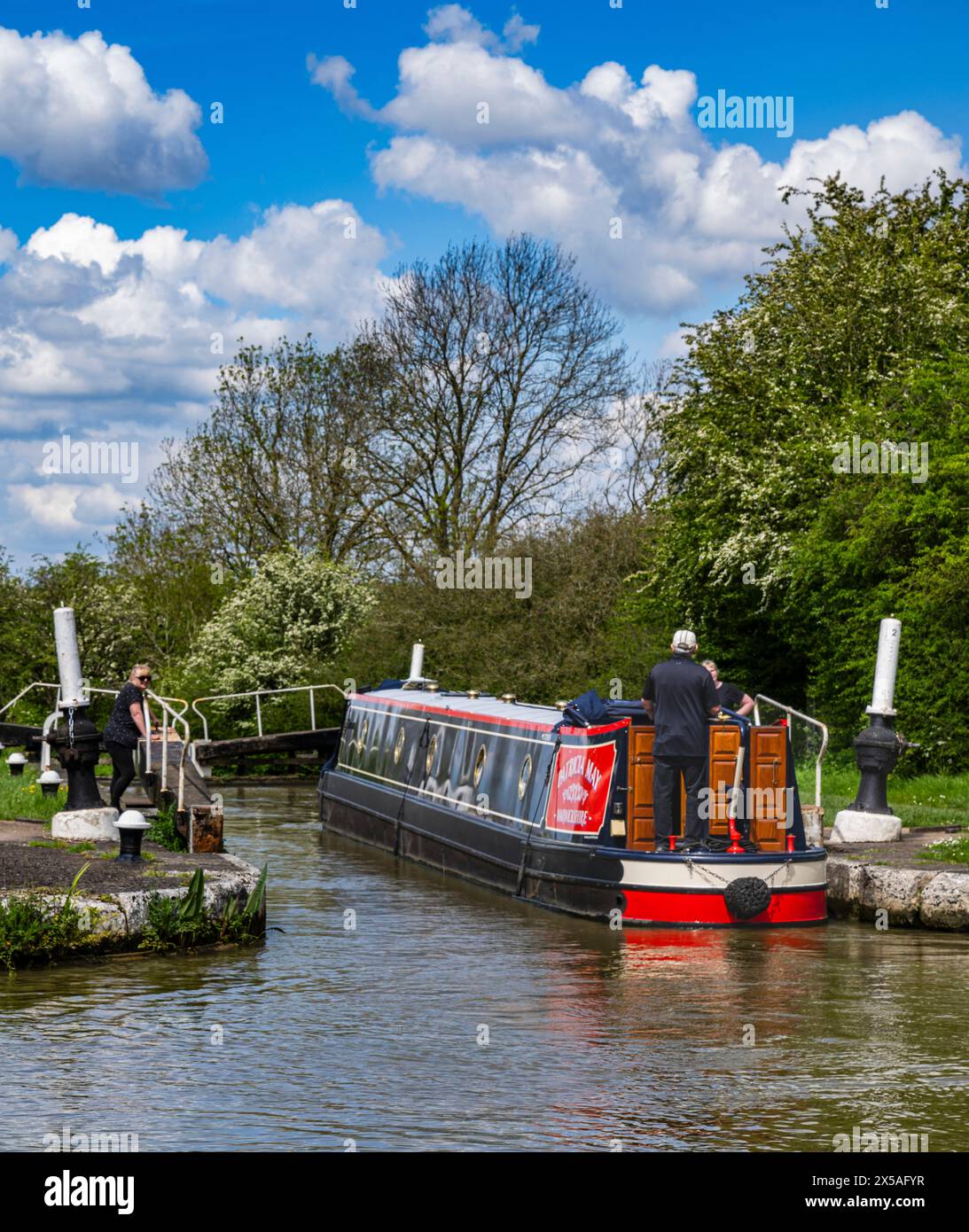 Narrow boat entering top lock hi-res stock photography and images - Alamy