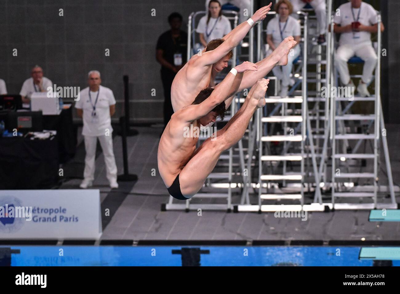 Tyler Downs and Greg Duncan compete during the International Diving ...