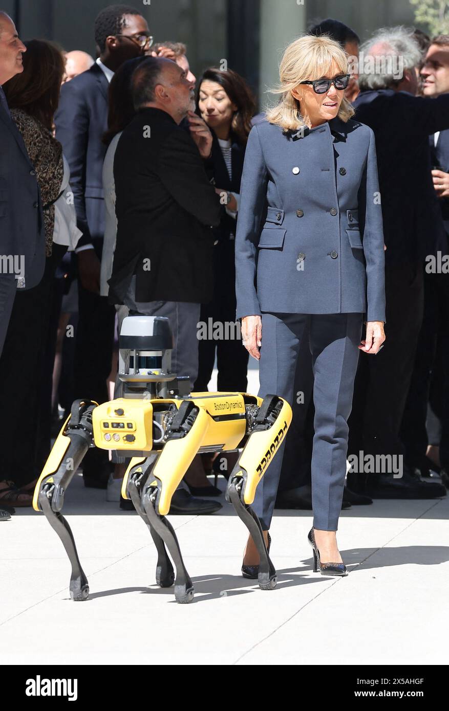 La première dame Brigitte Macron regarde un chien policier du RAID ...