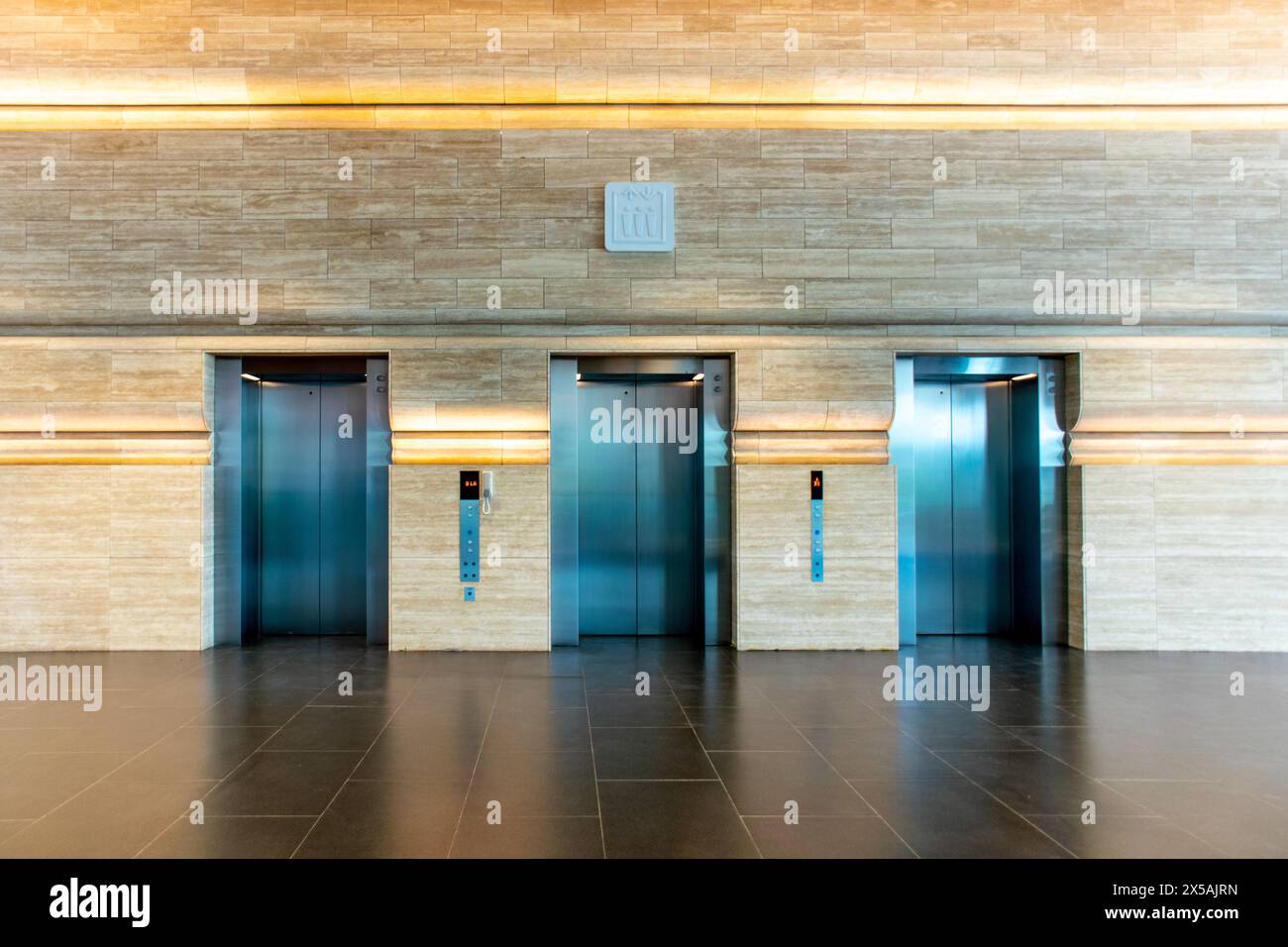 Lift lobby office hi-res stock photography and images - Alamy
