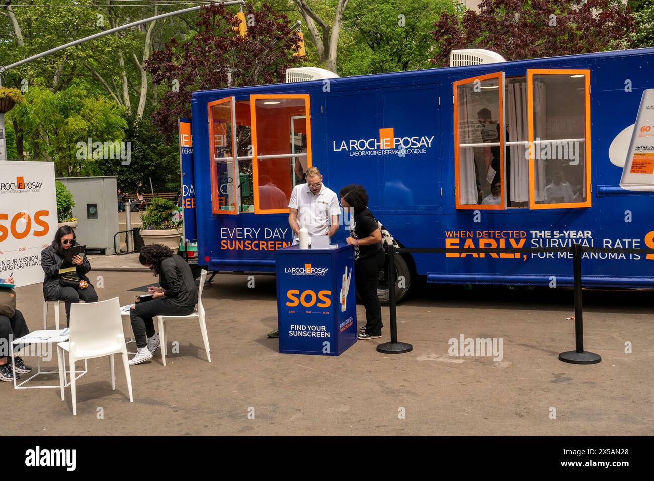 Visitors to Flatiron Plaza line up to have their moles checked for skin ...