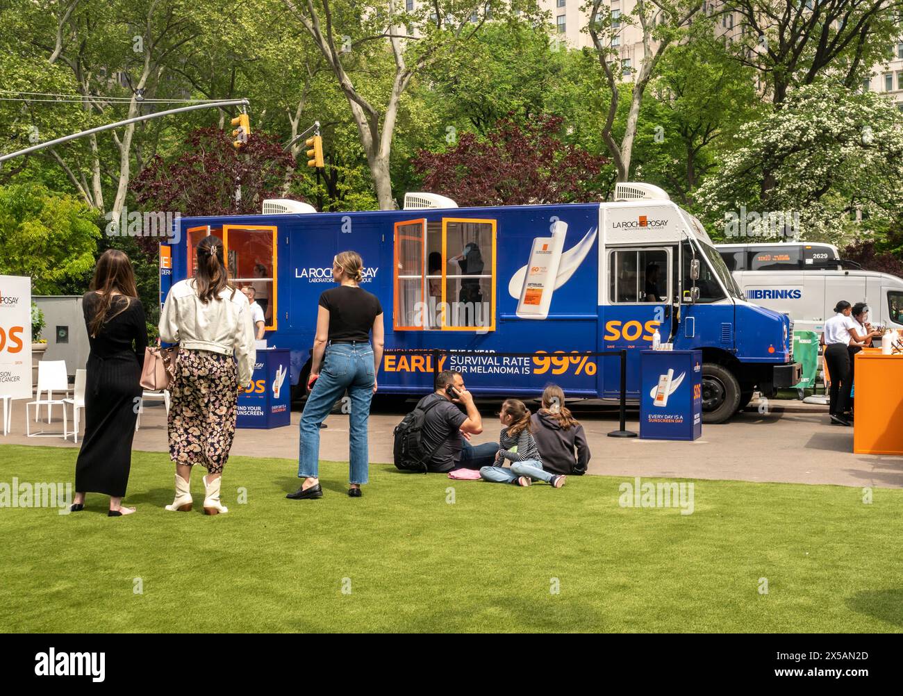 Visitors to Flatiron Plaza line up to have their moles checked for skin ...