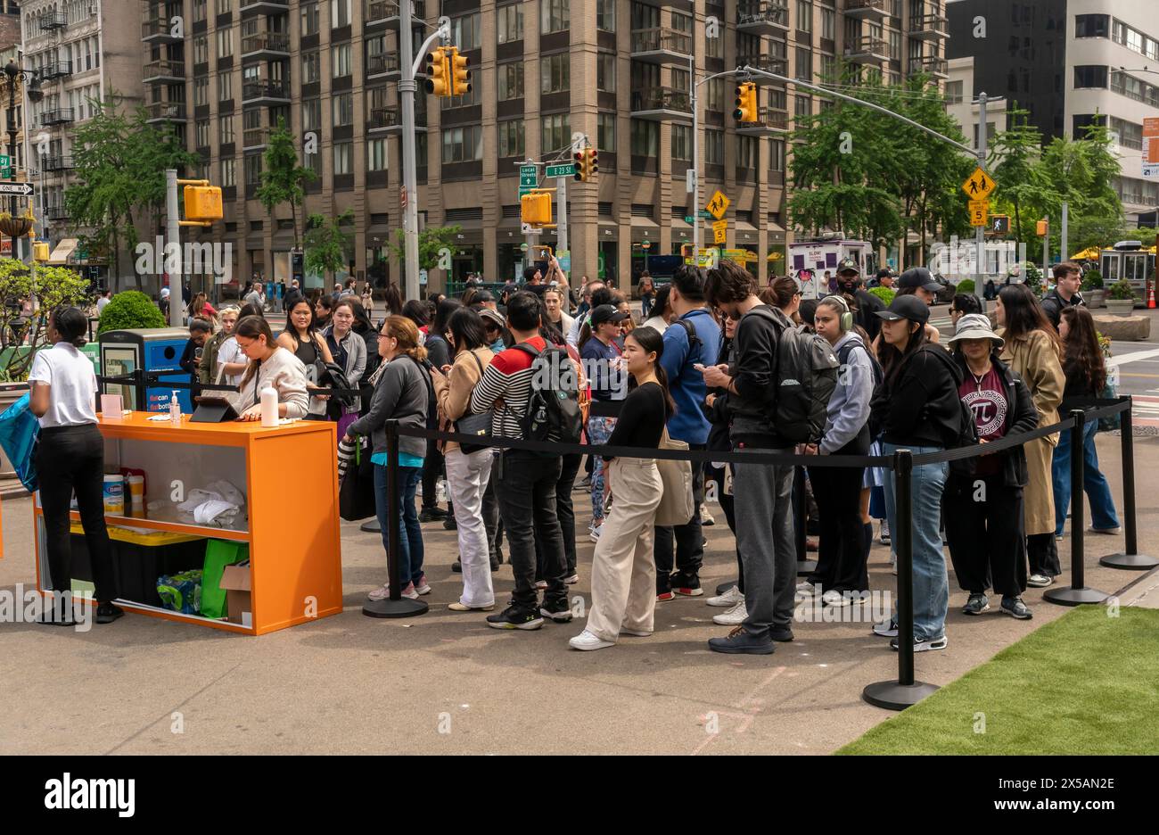 Visitors to Flatiron Plaza line up to have their moles checked for skin ...