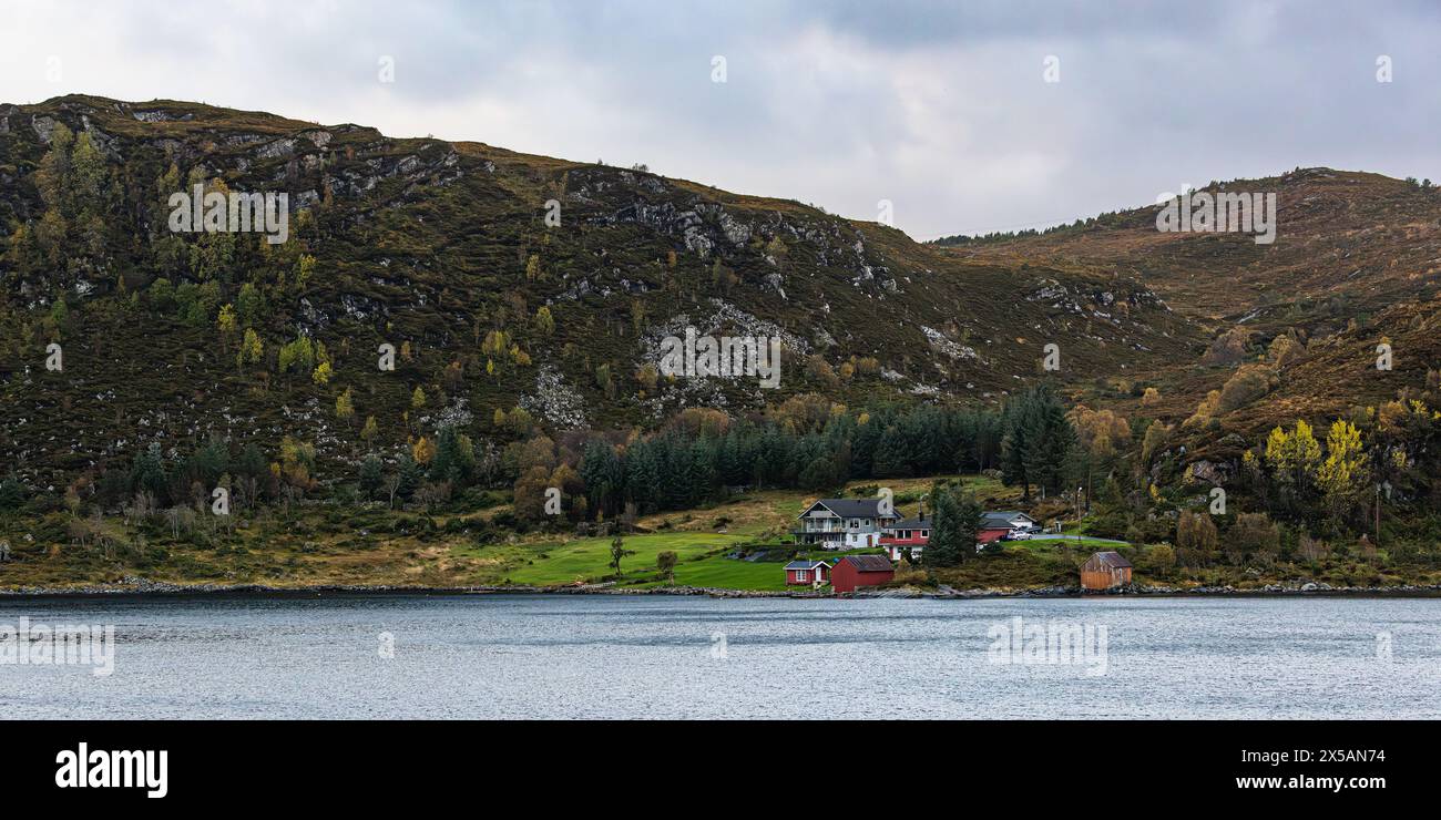 Häuser in Torvik. Fischerei und Landwirtschaft zählen zu ...