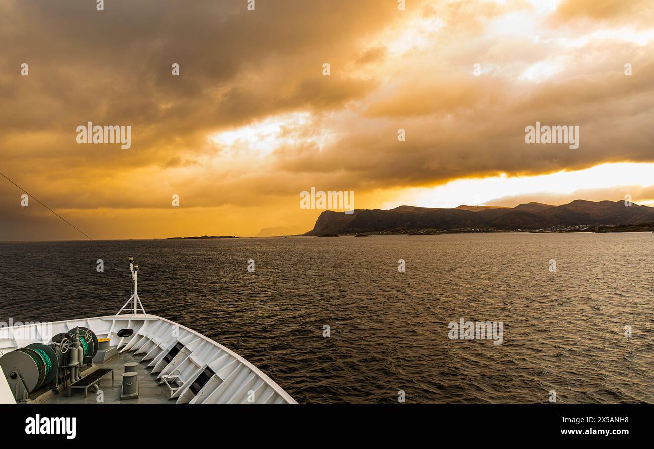 Sonnenaufgang kurz vor dem Hafen Trovik, an der norwegischen Küste ...