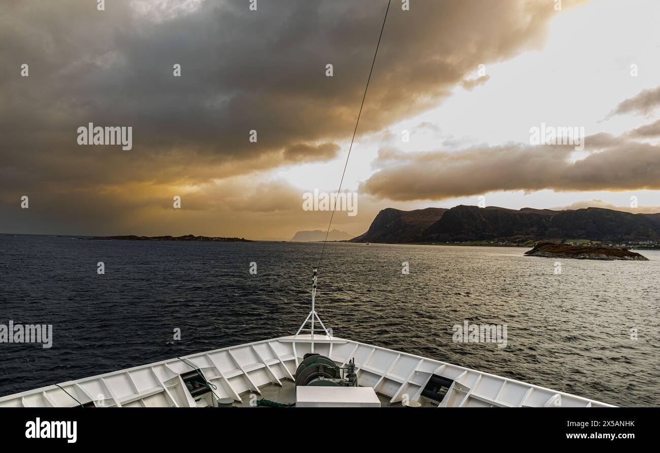 Sonnenaufgang kurz vor dem Hafen Trovik, an der norwegischen Küste ...