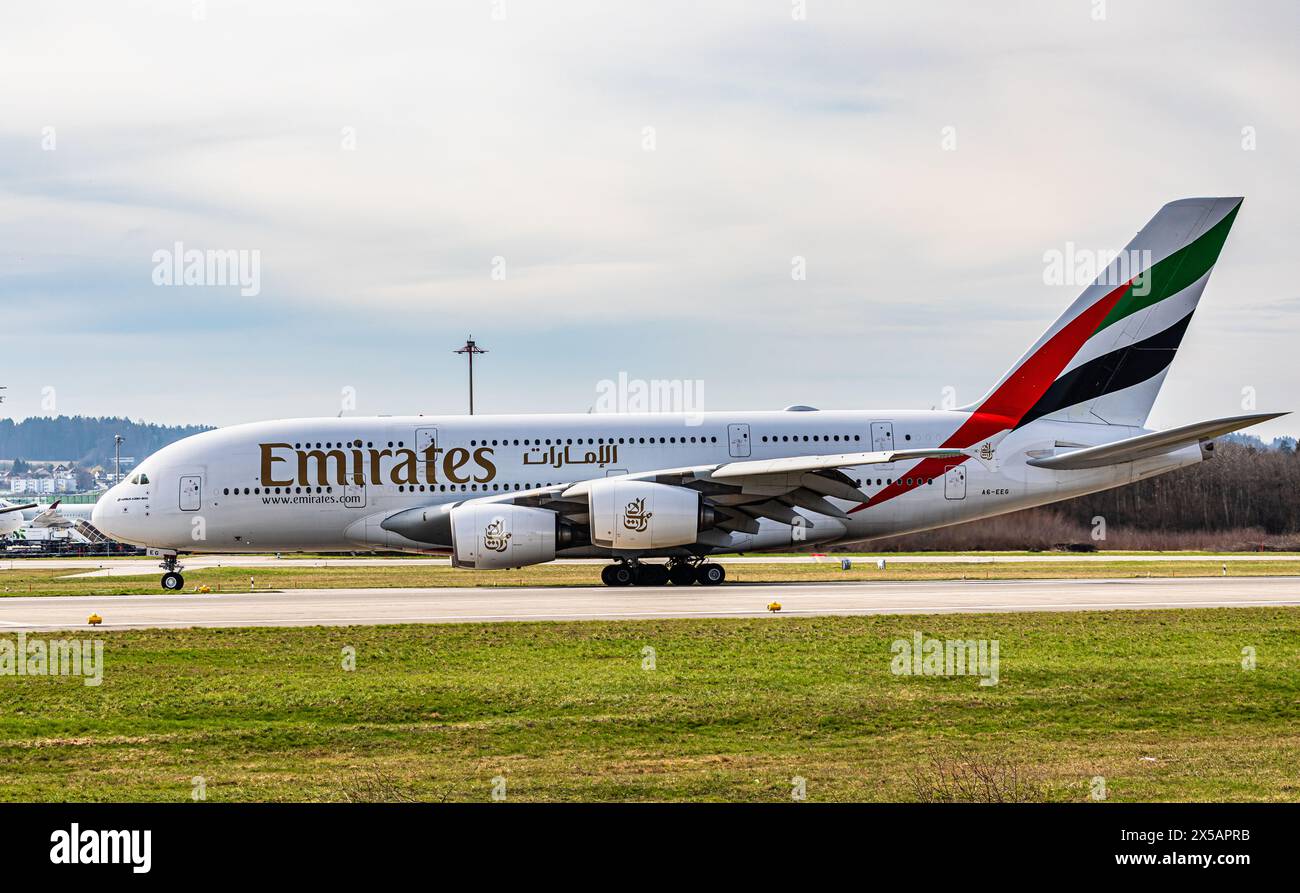Emirates airlines airbus a380 861 hi-res stock photography and images ...
