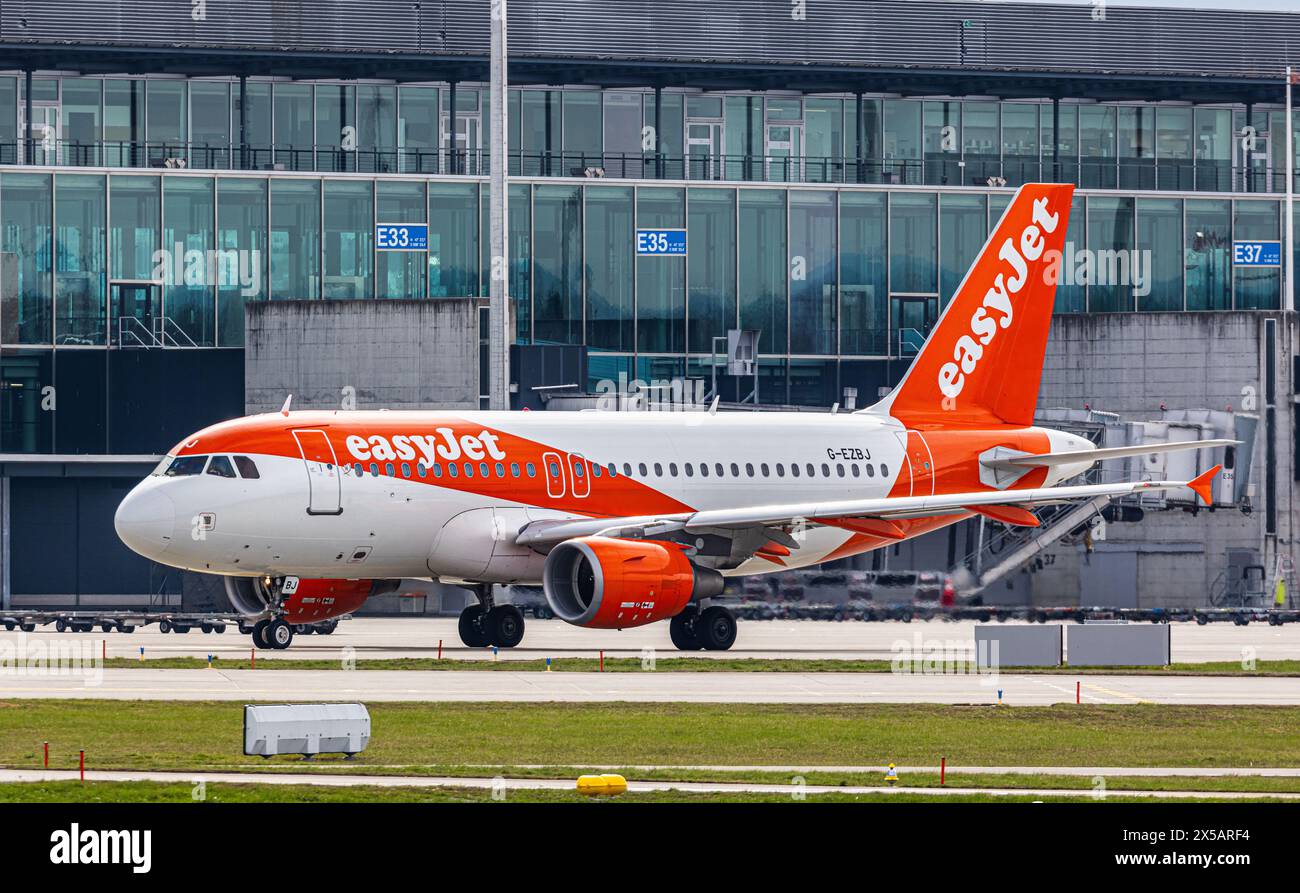 An EasyJet Airbus A319-111 taxiing in front of the Midfield Dock ...