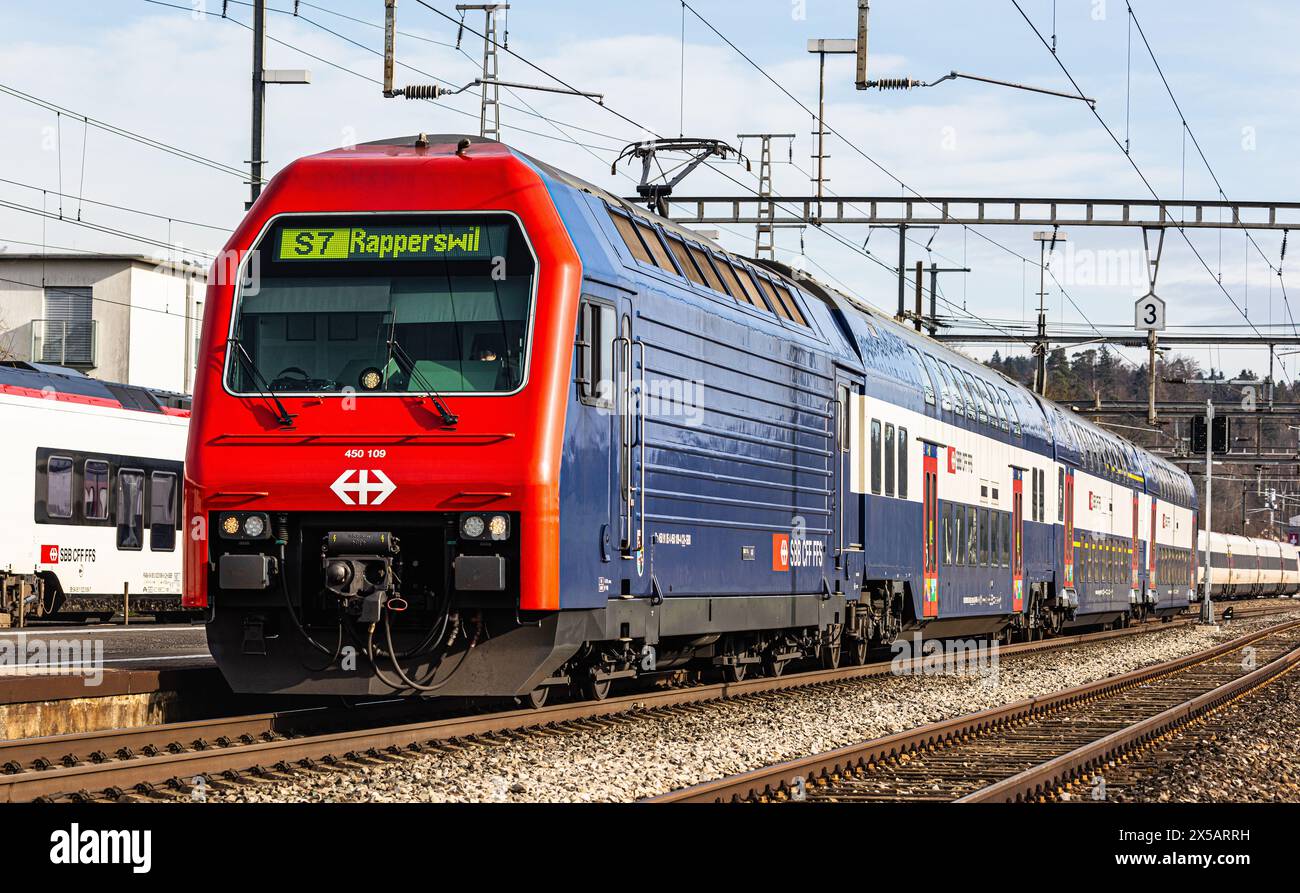 Eine Zürcher S-Bahn vom SBB Re 450. Fährt als S7 (S-Bahn 7) in der ...