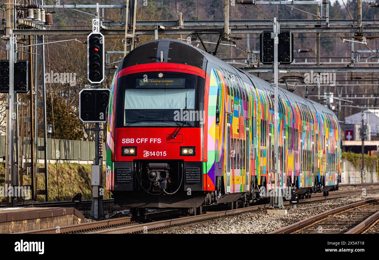 Eine Zürcher S-Bahn der Linie S24 (S-Bahn 24) vom Typ SBB RABe 514 ...