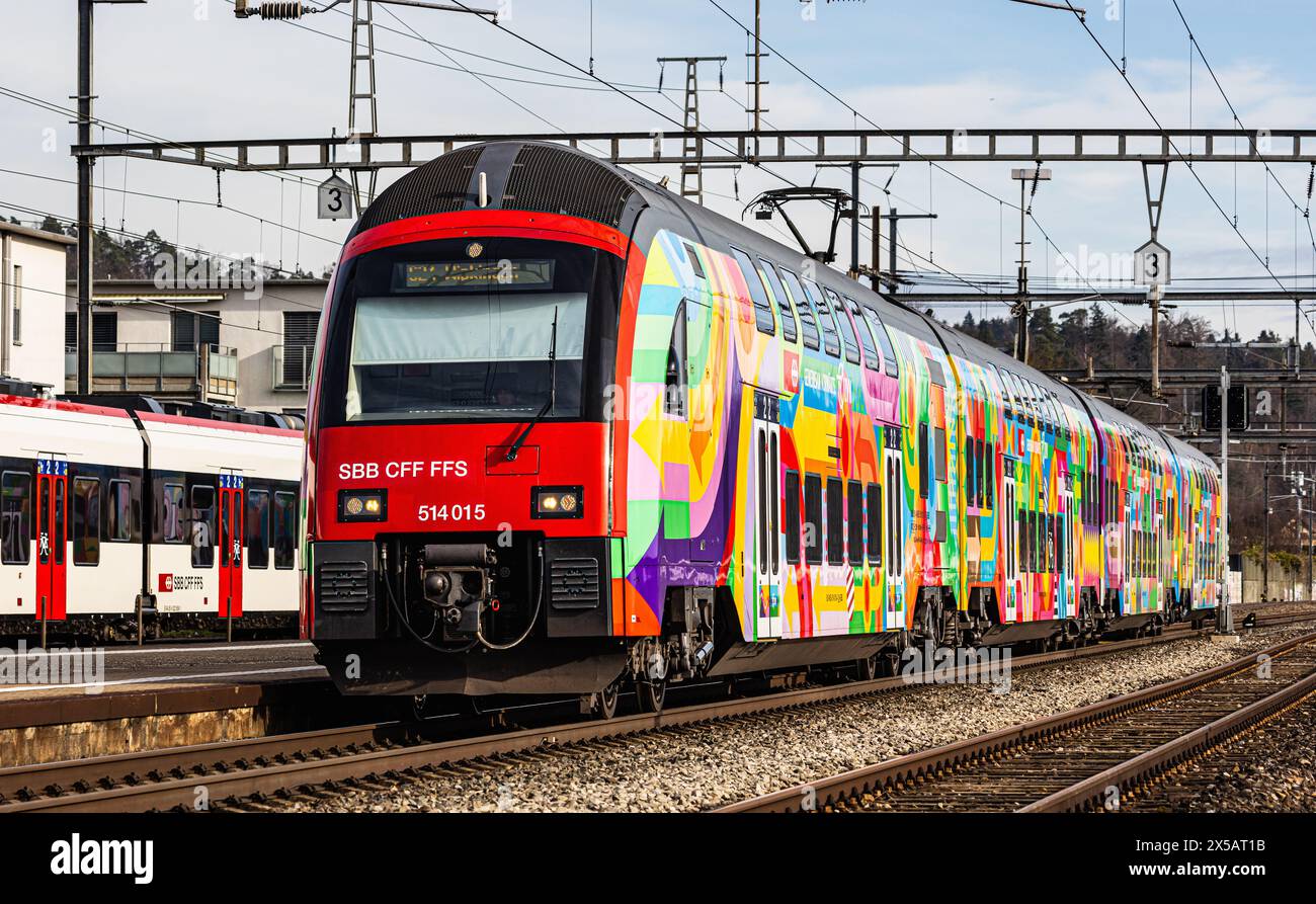 Eine Zürcher S-Bahn der Linie S24 (S-Bahn 24) vom Typ SBB RABe 514 ...