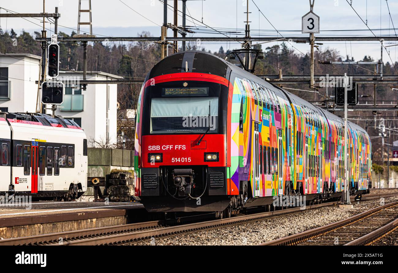 Eine Zürcher S-Bahn der Linie S24 (S-Bahn 24) vom Typ SBB RABe 514 ...