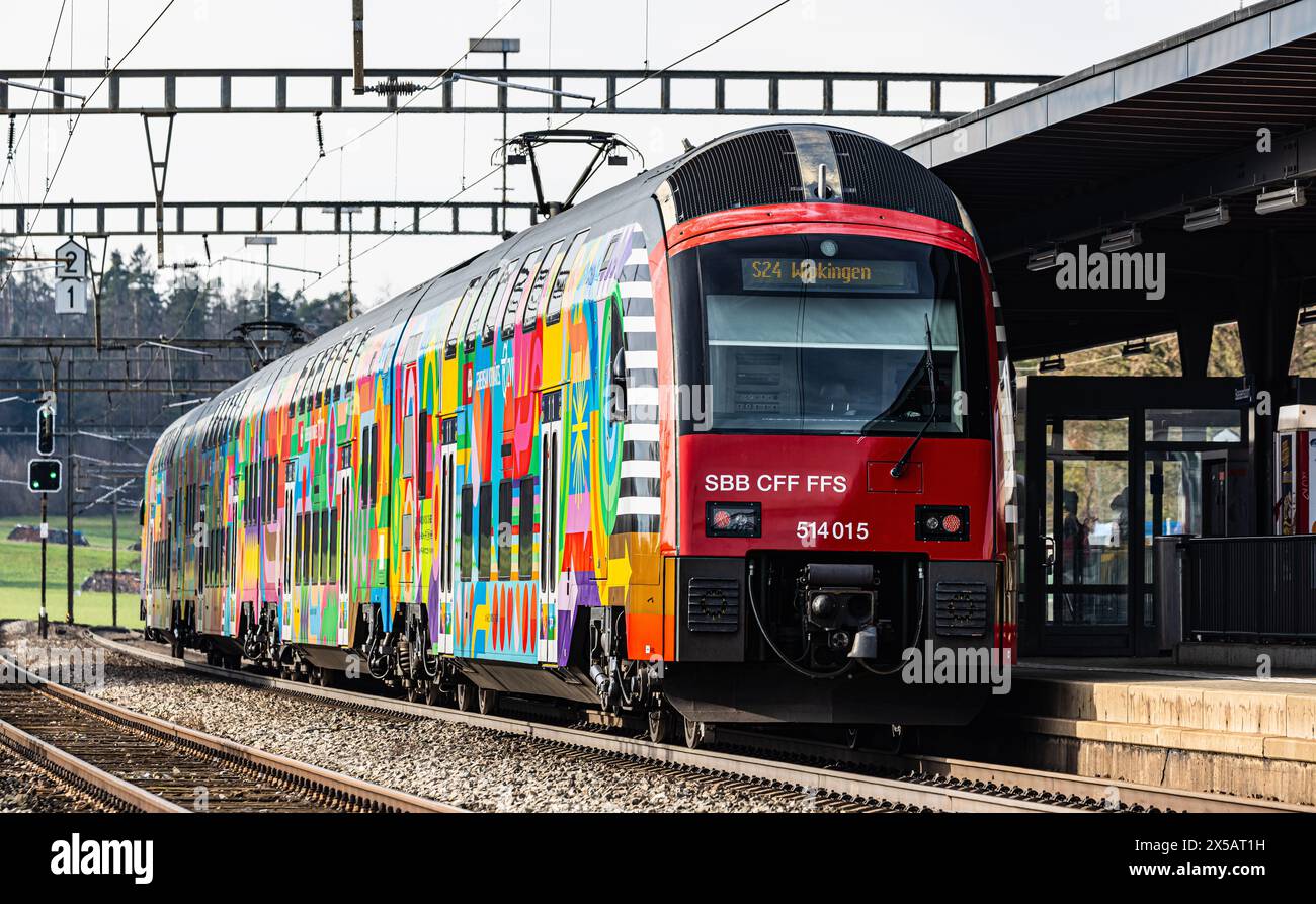 Eine Zürcher S-Bahn der Linie S24 (S-Bahn 24) vom Typ SBB RABe 514 ...