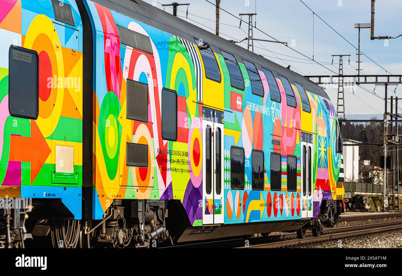 Eine Zürcher S-Bahn der Linie S24 (S-Bahn 24) vom Typ SBB RABe 514 ...