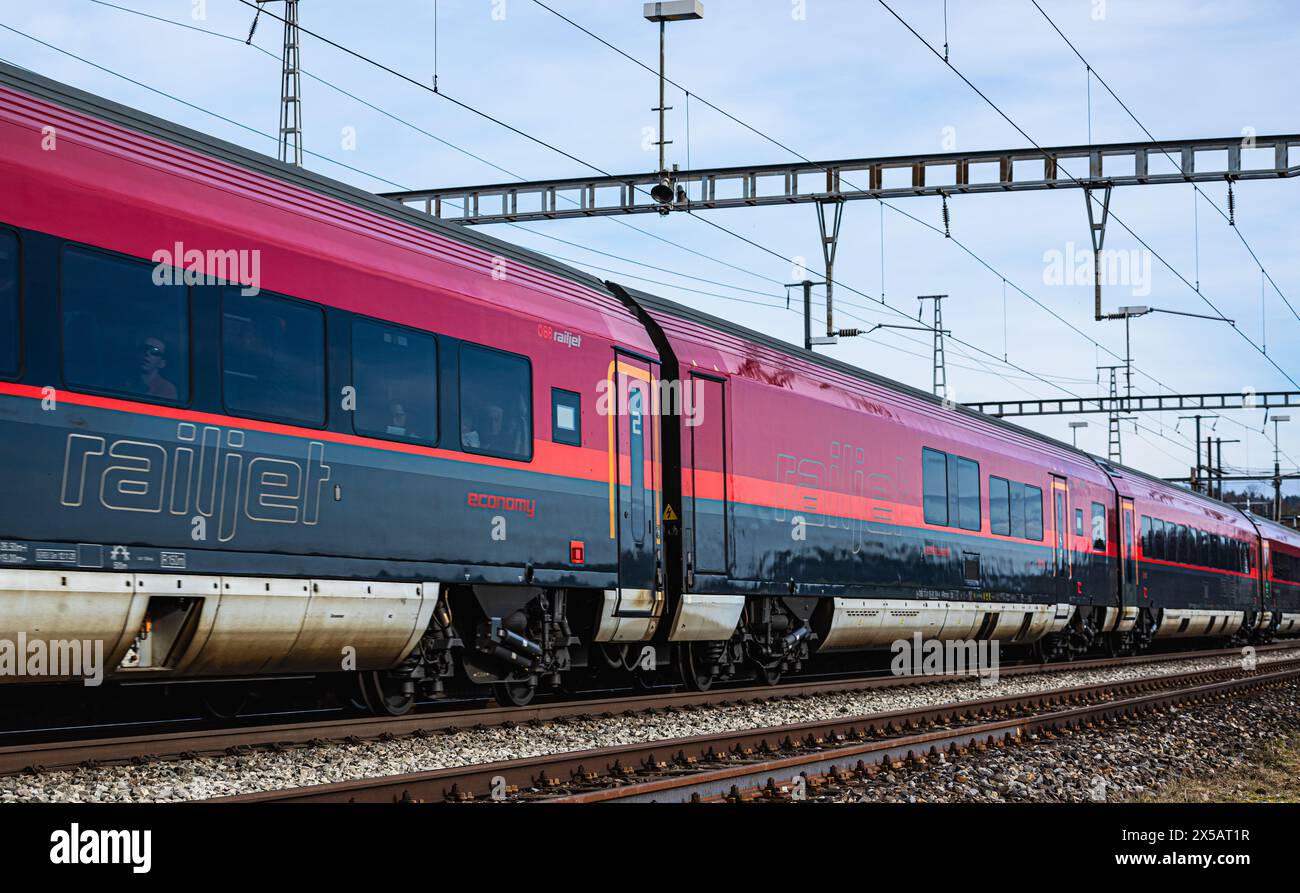 Der ÖBB Railjet ist aus Wien unterwegs an den Hauptbahnhof Zürich. Gezogen wird der Personenzug ...