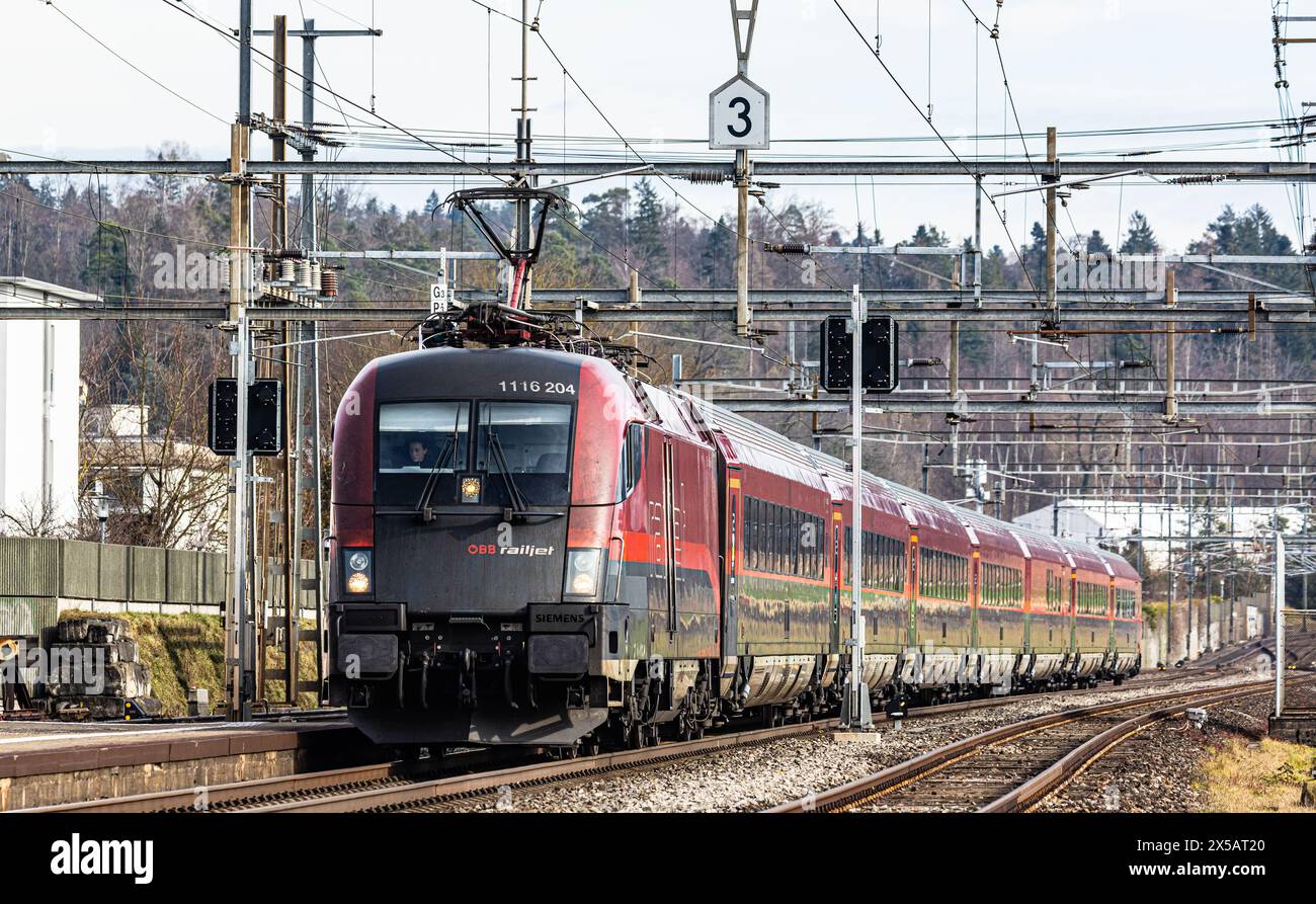 Der ÖBB Railjet ist aus Wien unterwegs an den Hauptbahnhof Zürich. Gezogen wird der Personenzug ...
