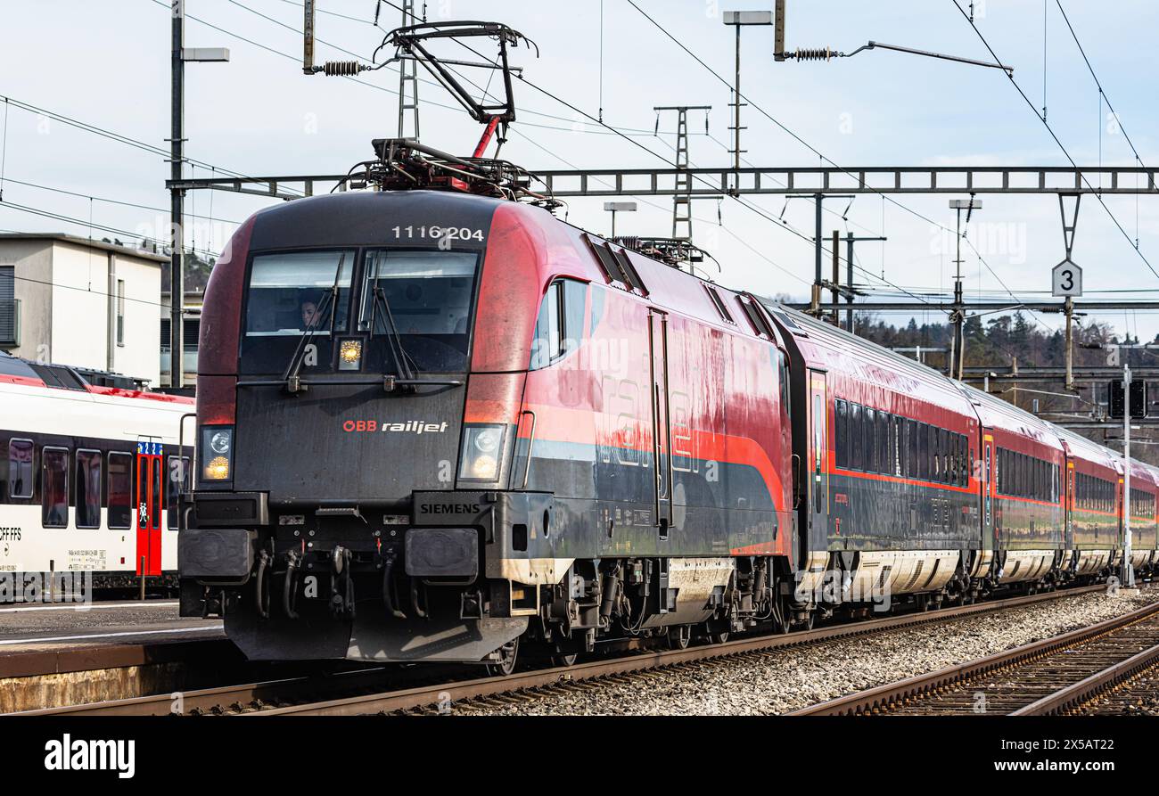 Der ÖBB Railjet ist aus Wien unterwegs an den Hauptbahnhof Zürich. Gezogen wird der Personenzug ...