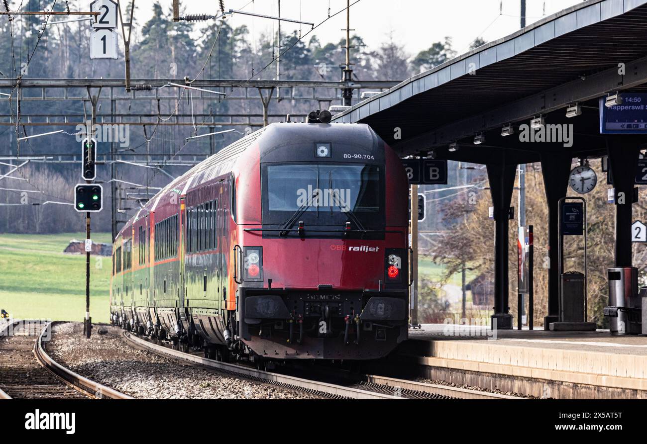Der ÖBB Railjet ist aus Wien unterwegs an den Hauptbahnhof Zürich ...