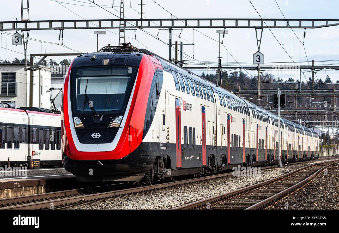 Ein SBB FV-Dosto Fernverkehrszug mit der Bezeichnung SBB RABe 502 bei ...