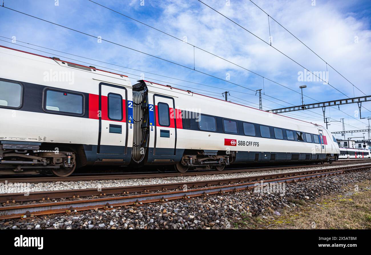 Ein SBB Intercity-Neigezug (ICN) mit der Bezeichnung SBB RABDe 500 ...