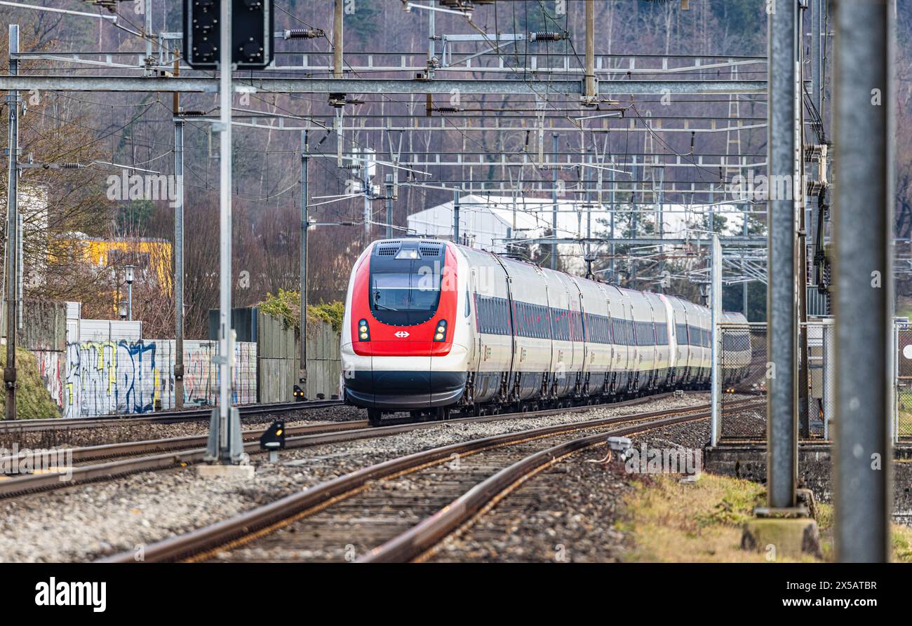 Ein SBB Intercity-Neigezug (ICN) mit der Bezeichnung SBB RABDe 500) vor ...