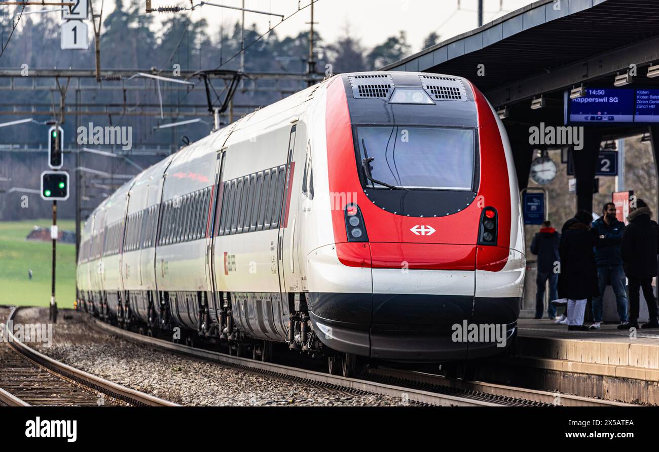 Ein SBB Intercity-Neigezug (ICN) mit der Bezeichnung SBB RABDe 500 ...