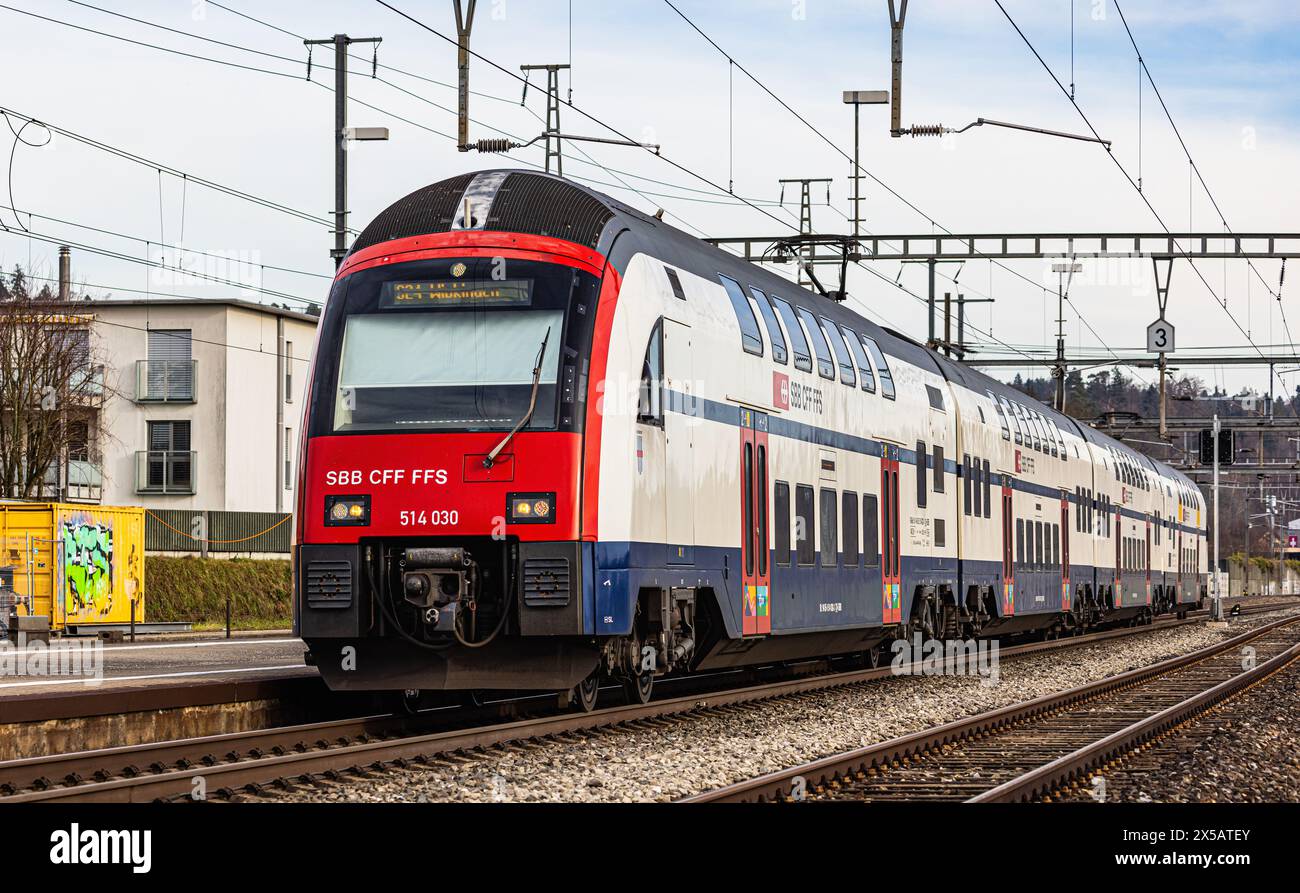 Eine Zürcher S-Bahn der Linie S24 (S-Bahn 24) vom Typ SBB RABe 514 ...