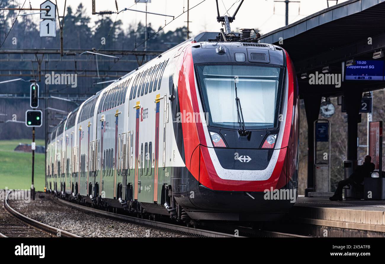Ein SBB FV-Dosto Fernverkehrszug mit der Bezeichnung SBB RABe 502 bei ...