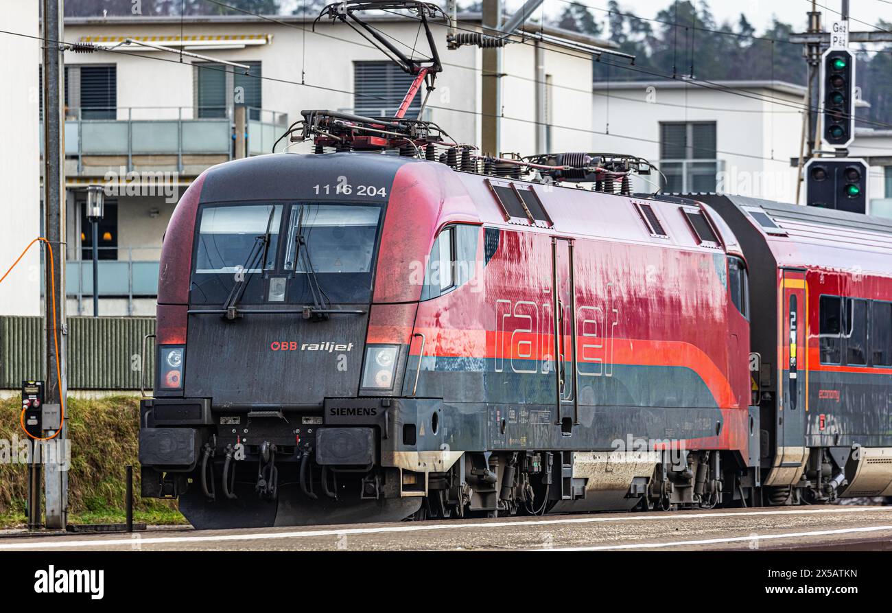 Der ÖBB Railjet ist aus Wien unterwegs an den Hauptbahnhof Zürich. Gezogen wird der Personenzug ...