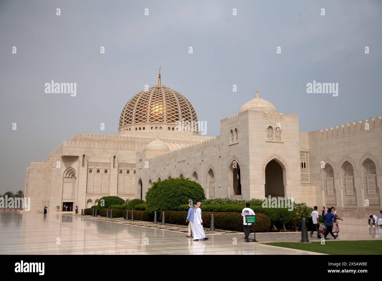 dome sultan qaboos grand mosque muscat oman middle east Stock Photo - Alamy