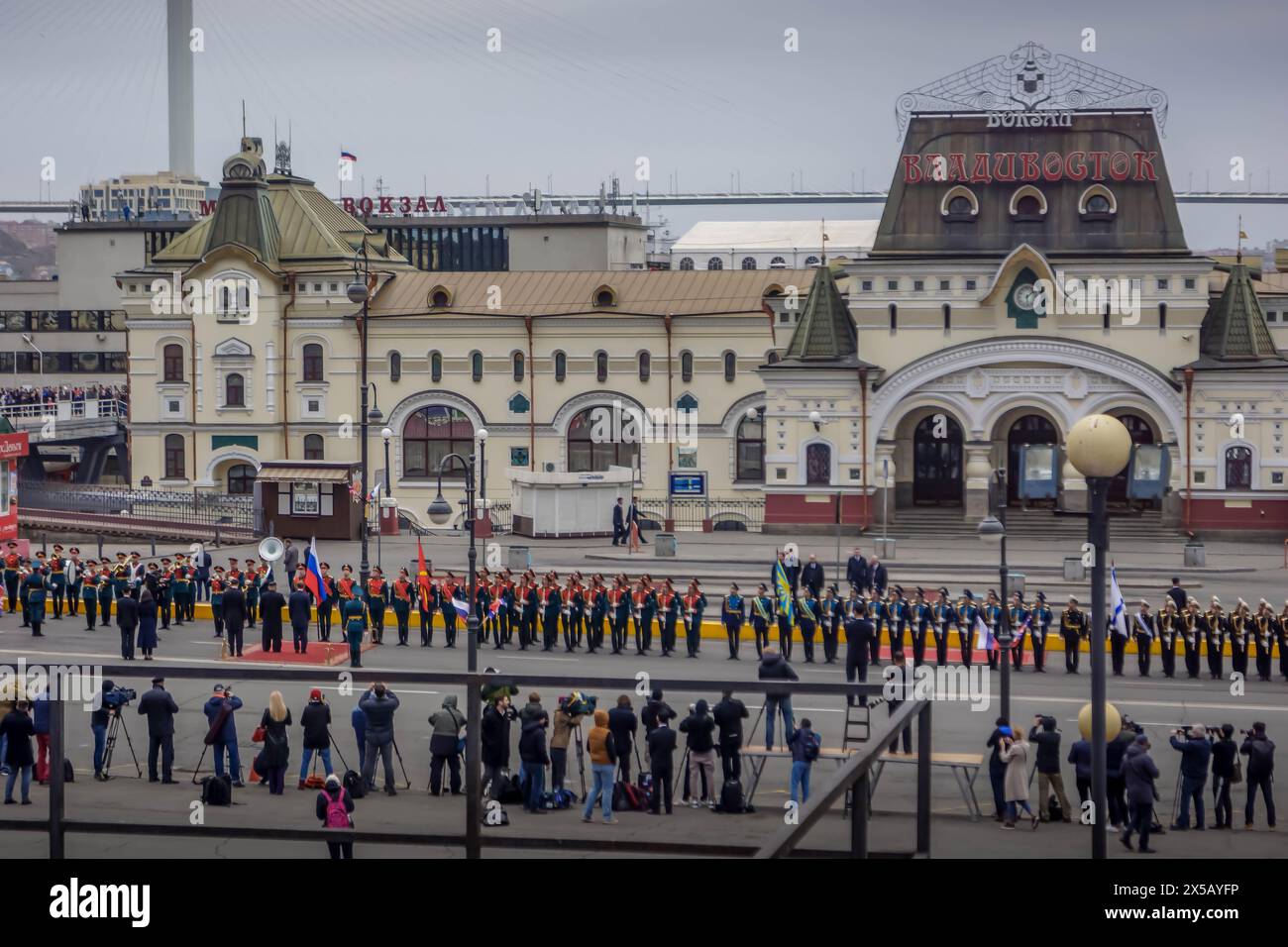The North Korean leader Kim Jong Un stands in front of the Russian ...