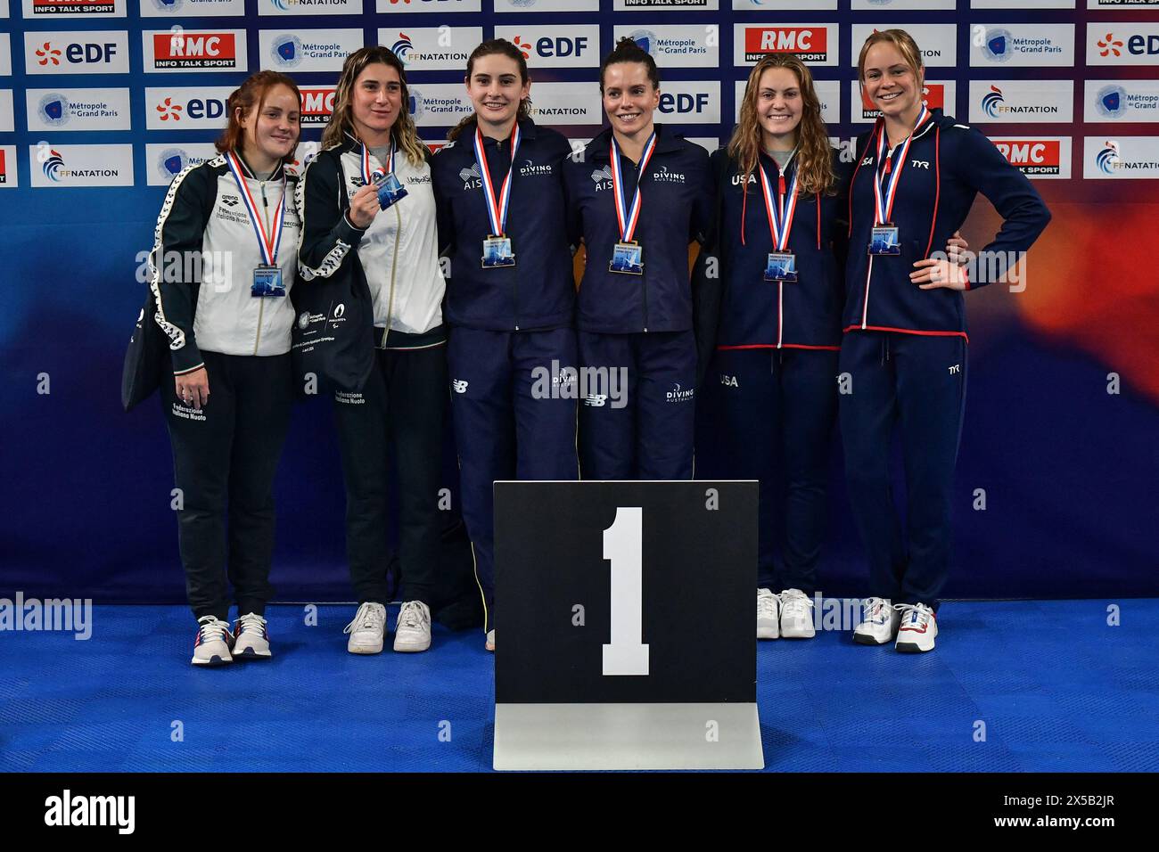 Australia's golden medalists Maddison Keeney and Anabelle Smith (C ...