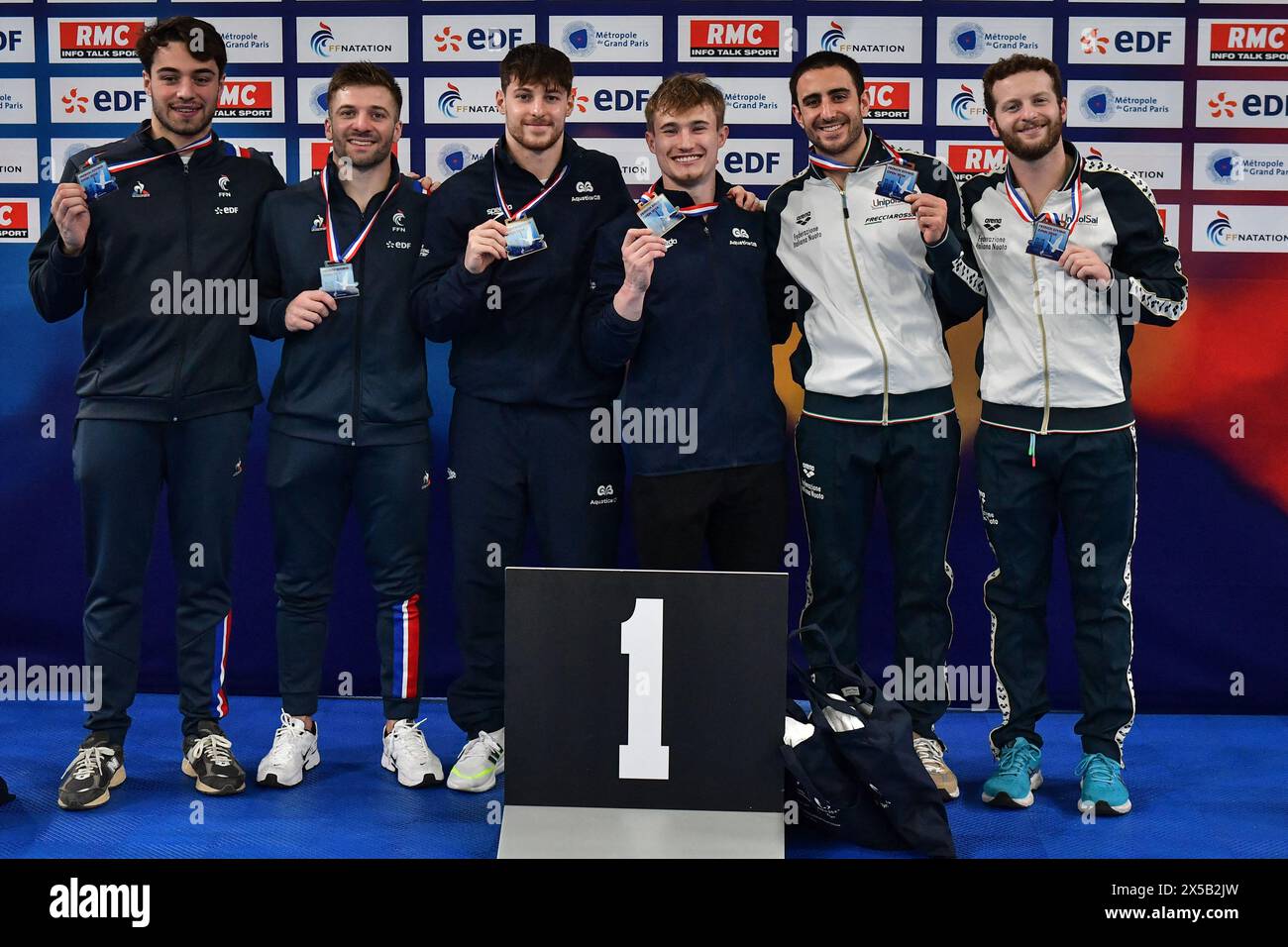 Uk's golden medalists Anthony Harding and Jack Laugher (C) pose next to ...