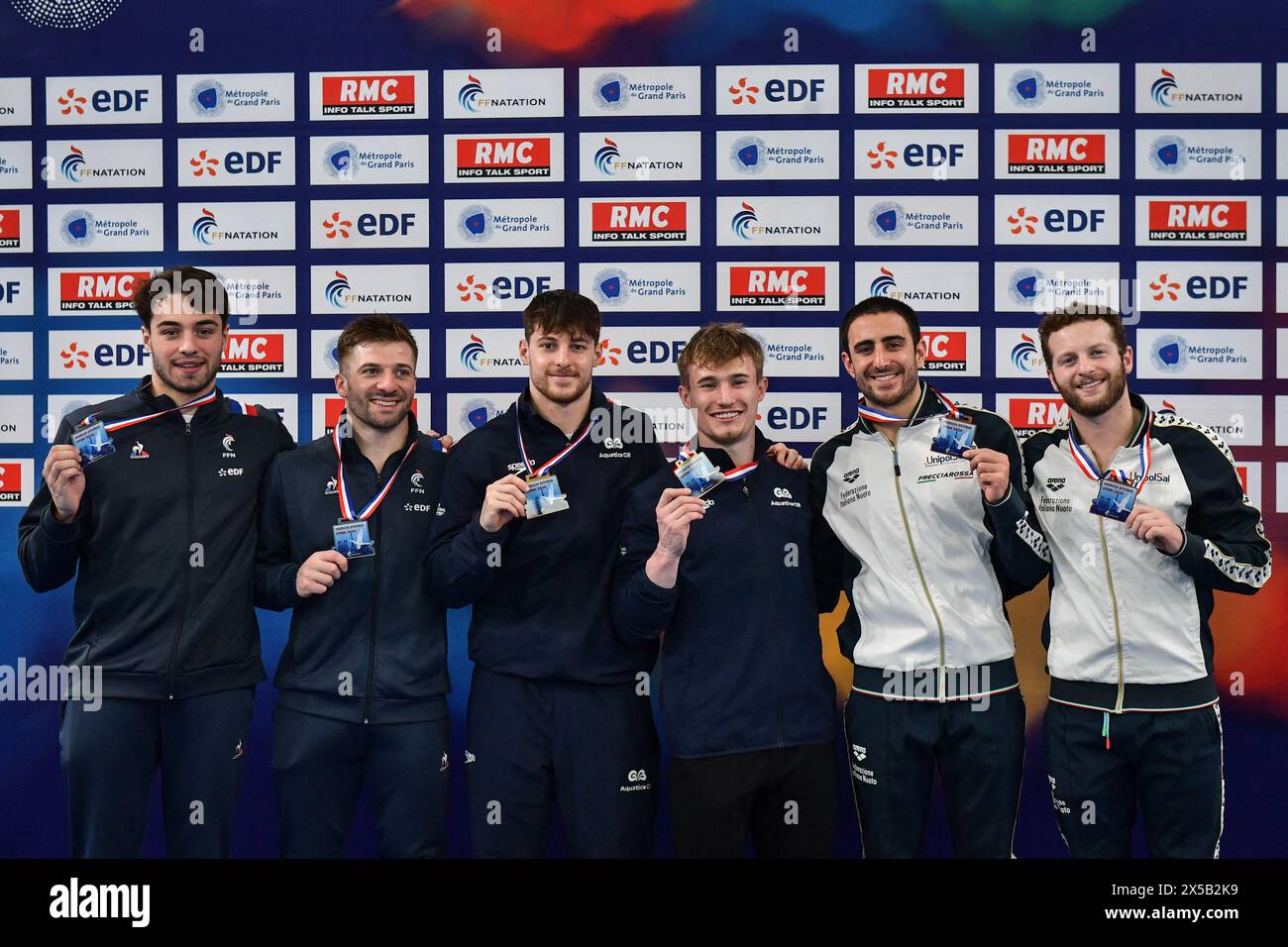 Uk's golden medalists Anthony Harding and Jack Laugher (C) pose next to ...