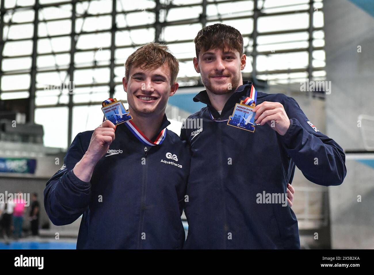 Uk's golden medalists Anthony Harding and Jack Laugher pose for a photo ...