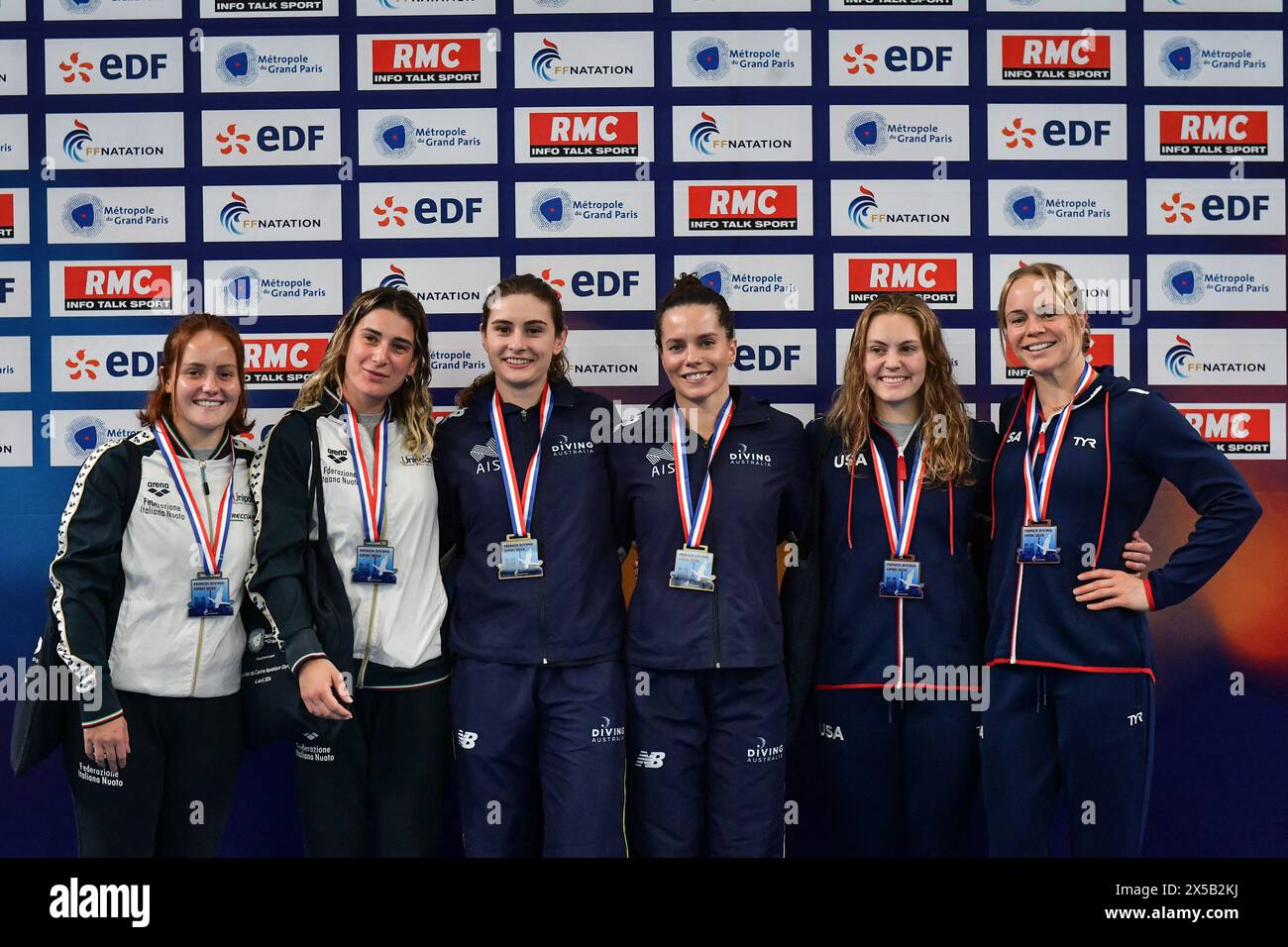 Australia's golden medalists Maddison Keeney and Anabelle Smith (C ...