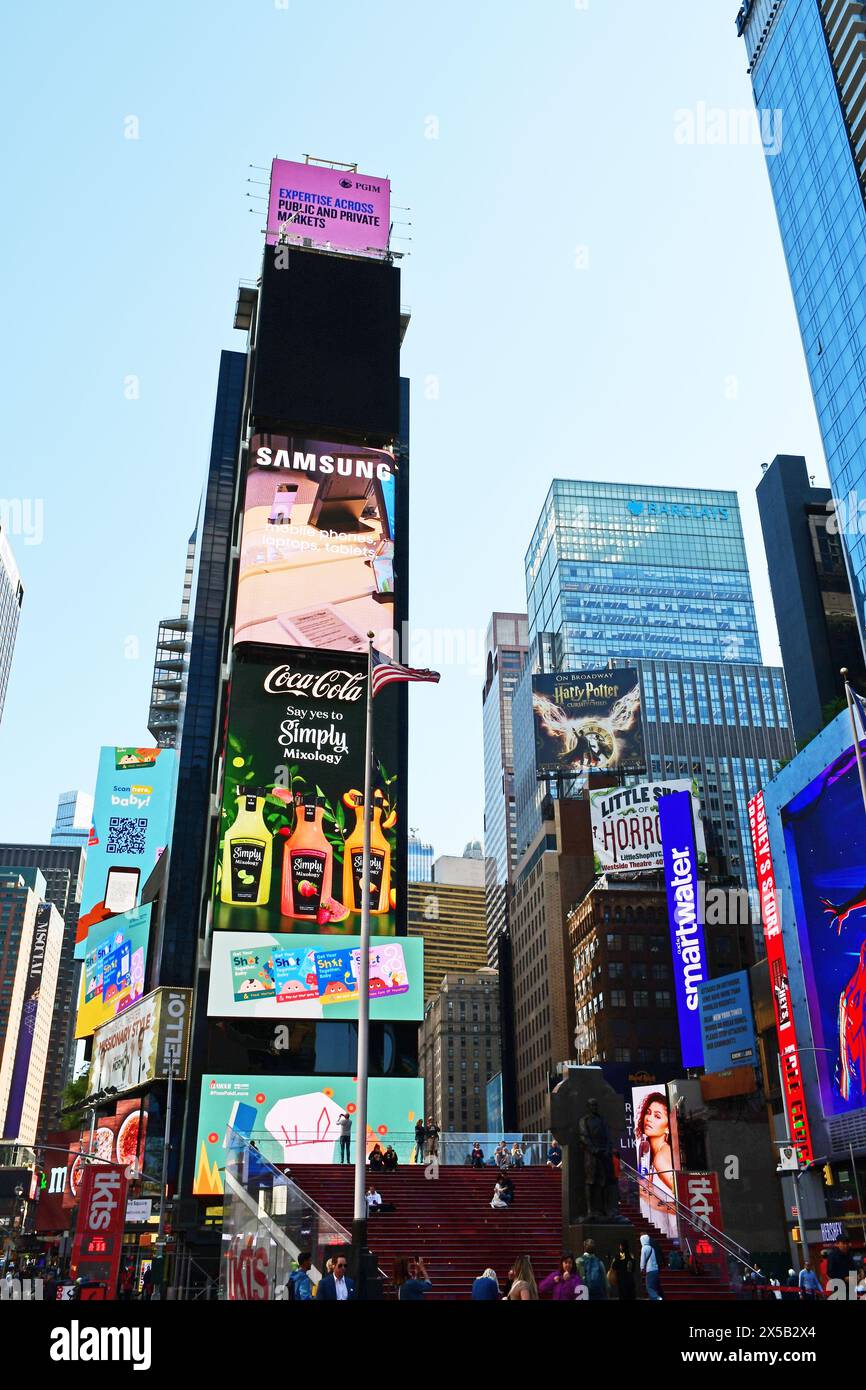 Times square and broadway hi-res stock photography and images - Alamy