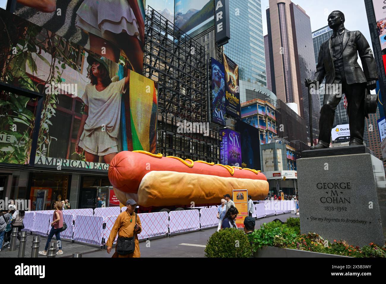 A 65 foot animatronic installation titled 'Hot Dog in the City' by ...