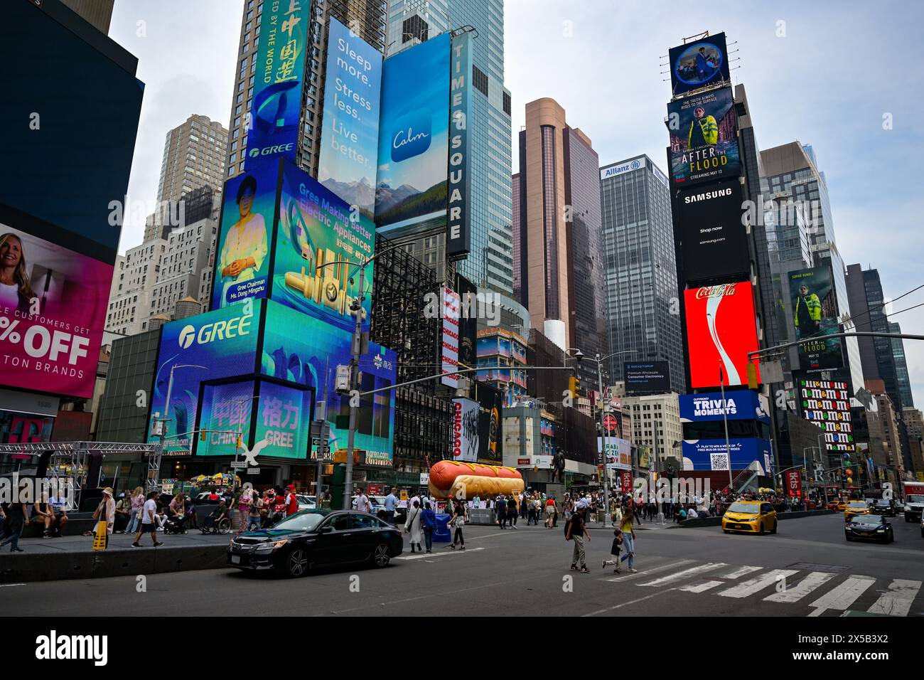 A 65 foot animatronic installation titled 'Hot Dog in the City' by ...