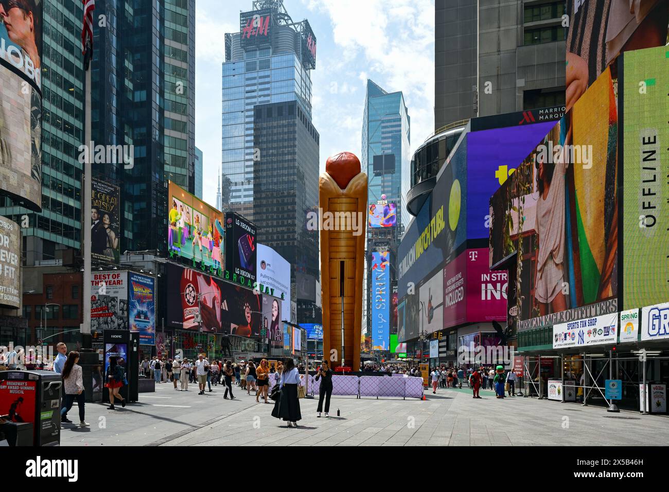 A 65 foot animatronic installation titled 'Hot Dog in the City' by ...