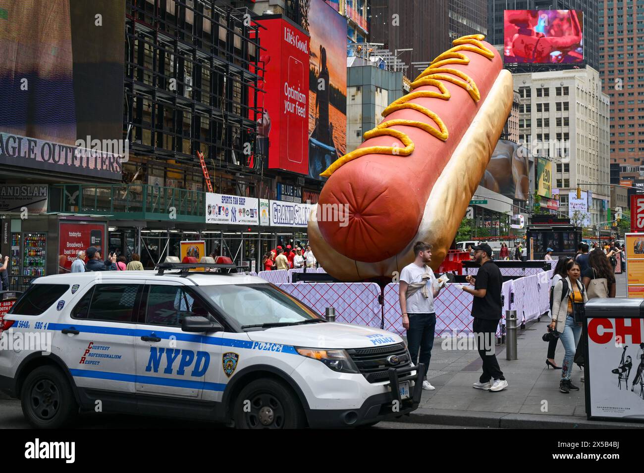 A 65 foot animatronic installation titled 'Hot Dog in the City' by ...