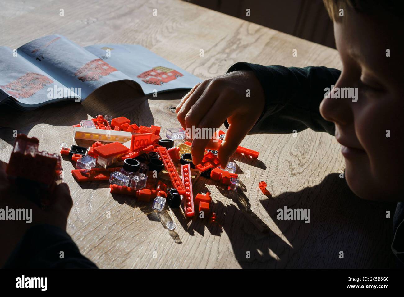 Symbolfoto zum Thema Lego. Ein sechsjaehriger Junge sitzt an einem ...