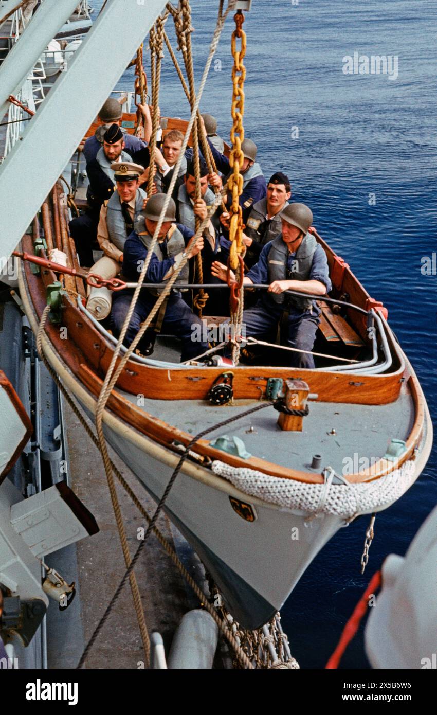 Cutter manoeuvre, soldiers, 56. training journey, training ship ...