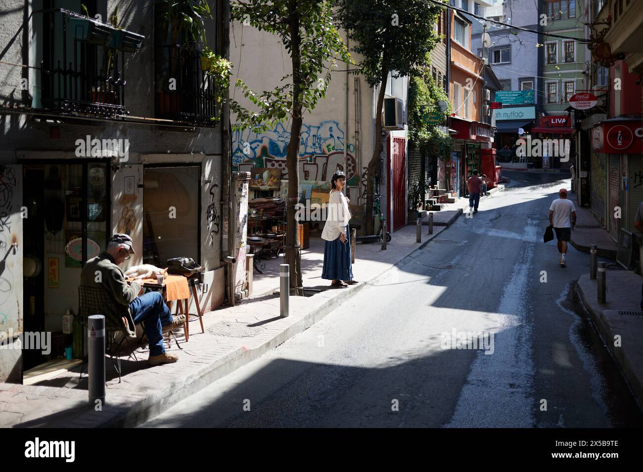 ISTANBUL, TURKEY - APRIL 11, 2024: Daily life on the streets of ...