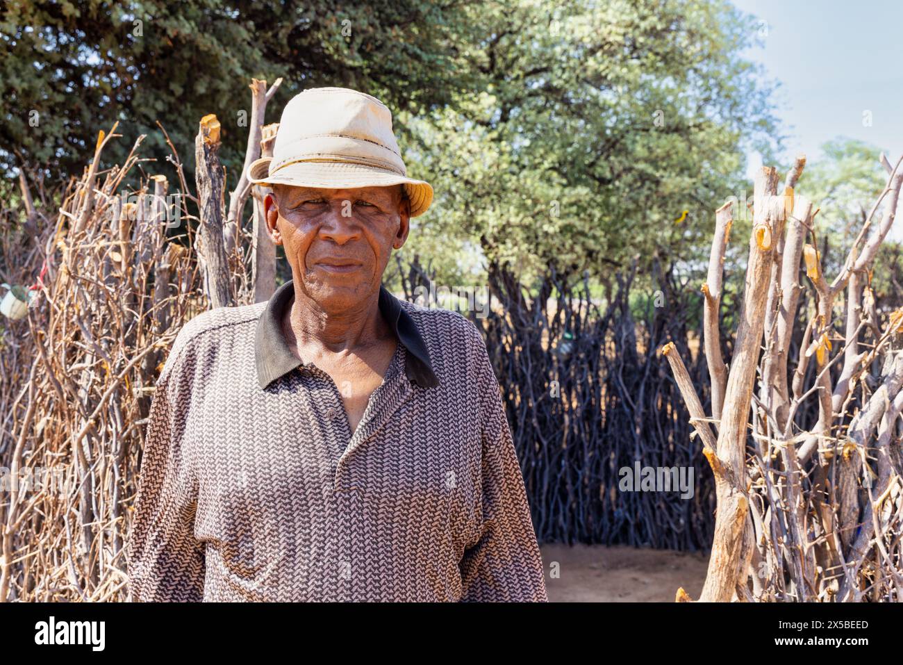 Old south african man standing hi-res stock photography and images - Alamy